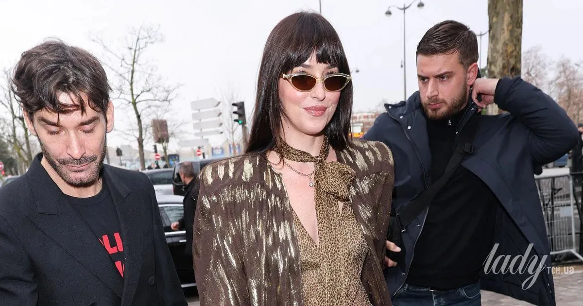 Дакота Джонсон вразила образом на показі Valentino в Парижі | UA.NEWS